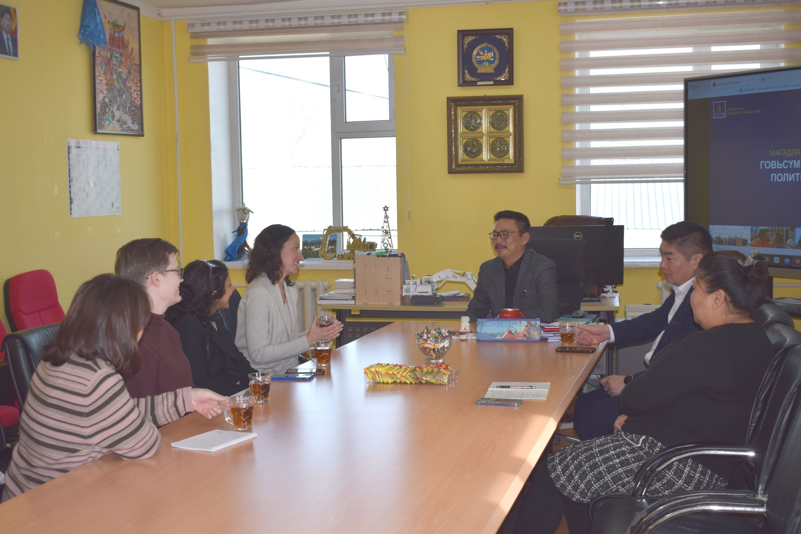 АНУ-ын Элчин сайдын яамны төлөөлөгч нар айлчлав. – Говьсүмбэр аймаг ...